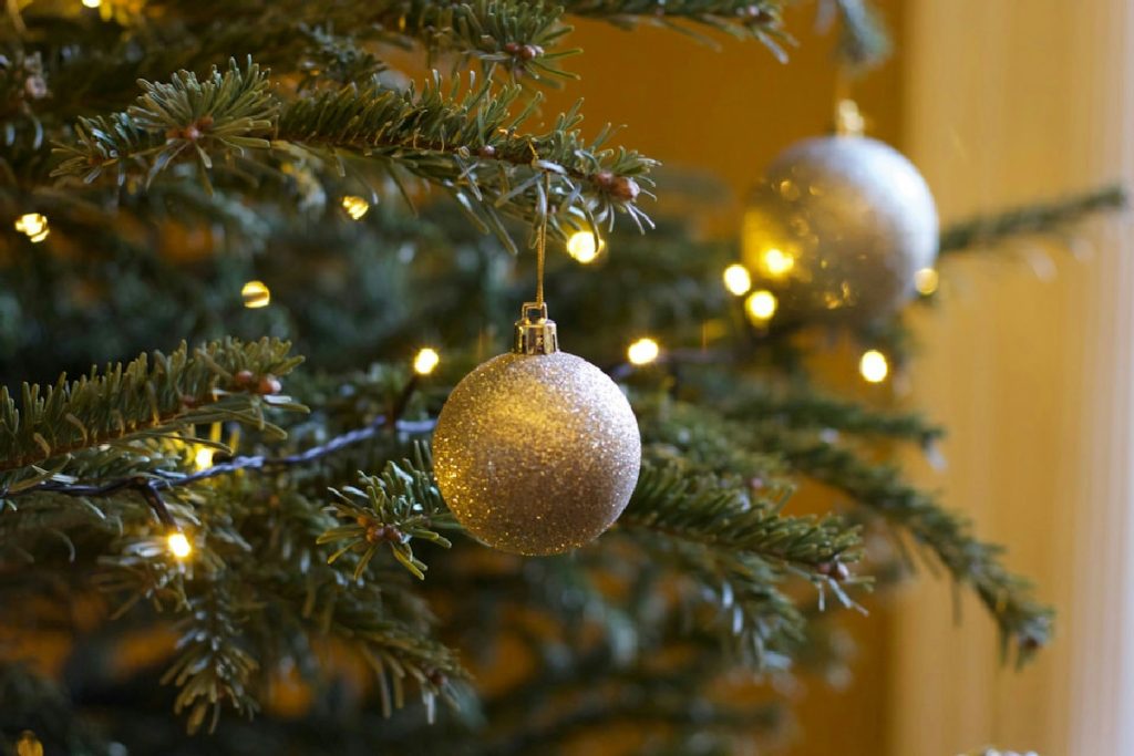 Idee e colori per addobbare l’albero di Natale 2025: le nuove tendenze ...